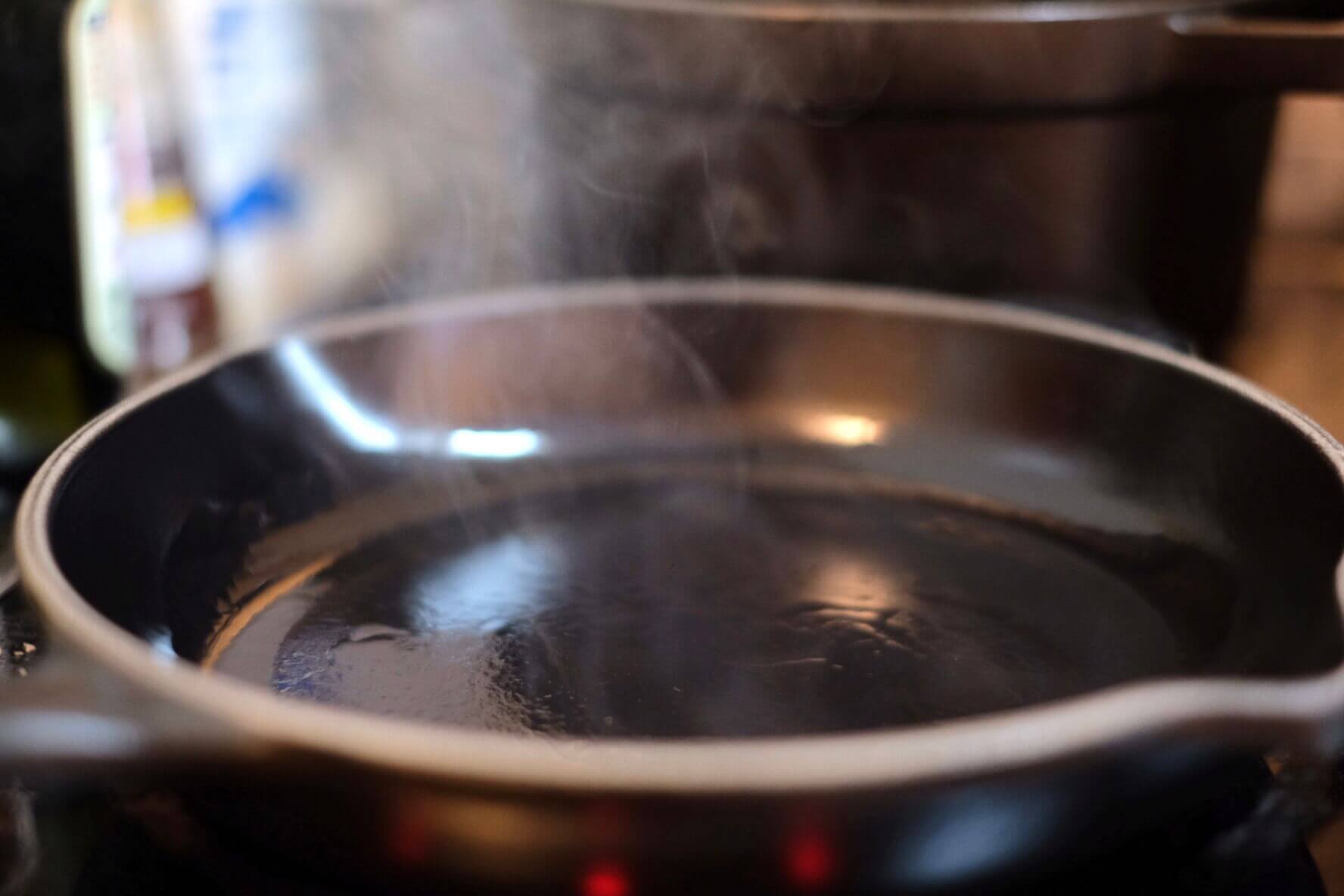 鉄フライパンにゴキブリが寄ってくるって本当？ゴキブリを避けるための対策と正しい使い方 - 害虫駆除レスキューセンター